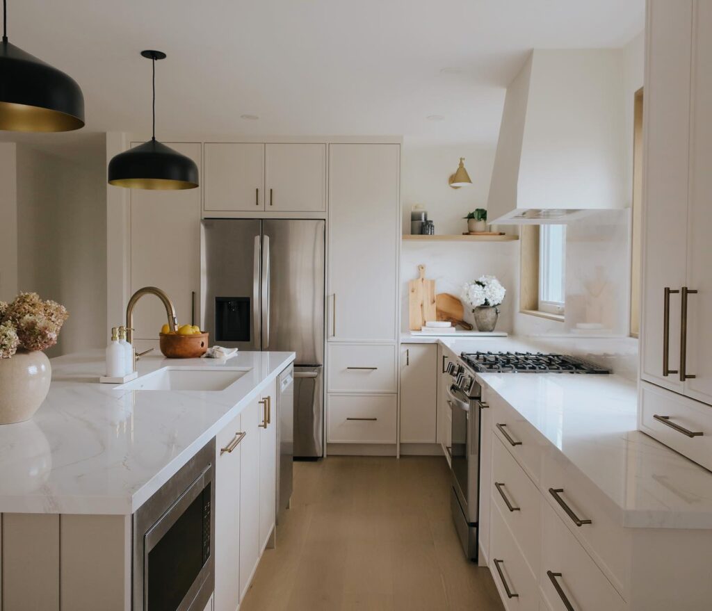 Benjamin Moore Swiss Coffee OC-45: Everything You Need To Know - NISH